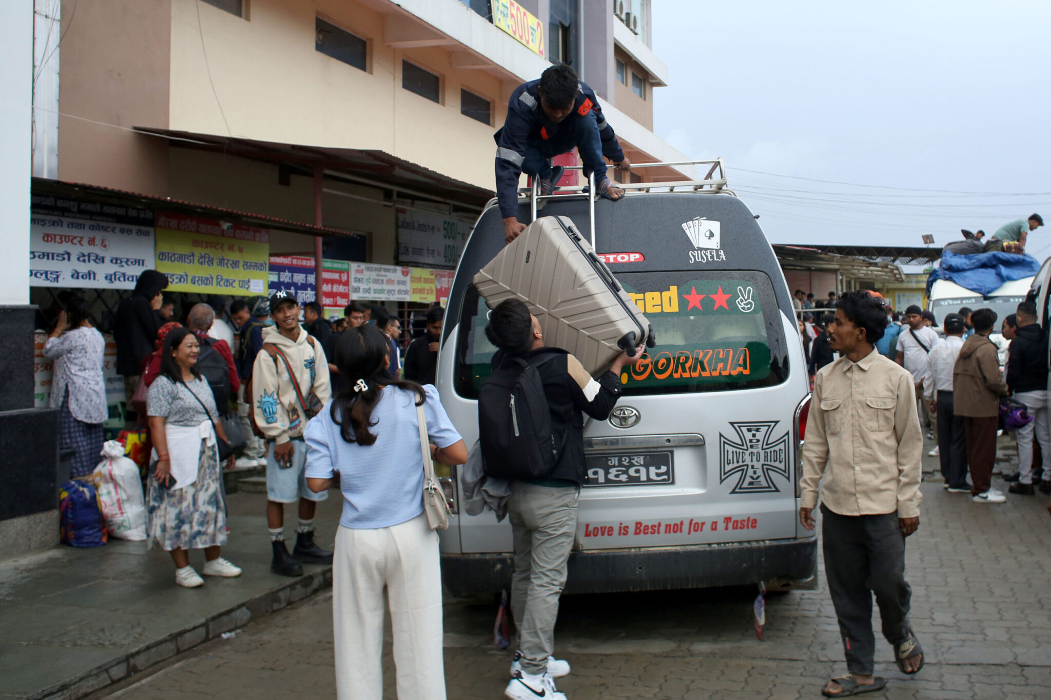 Gongabu Bus Park bustles as Dashain draws families home (Pics) « Khabarhub