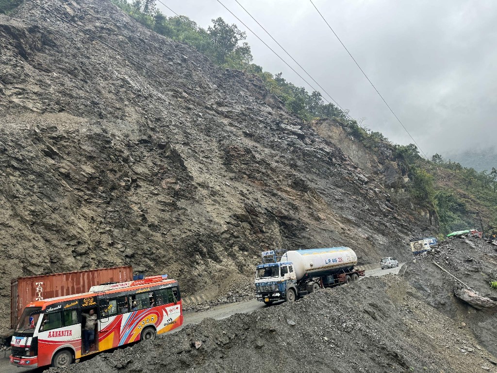 Muglin–Narayangadh road reopens after landslide clearance « Khabarhub